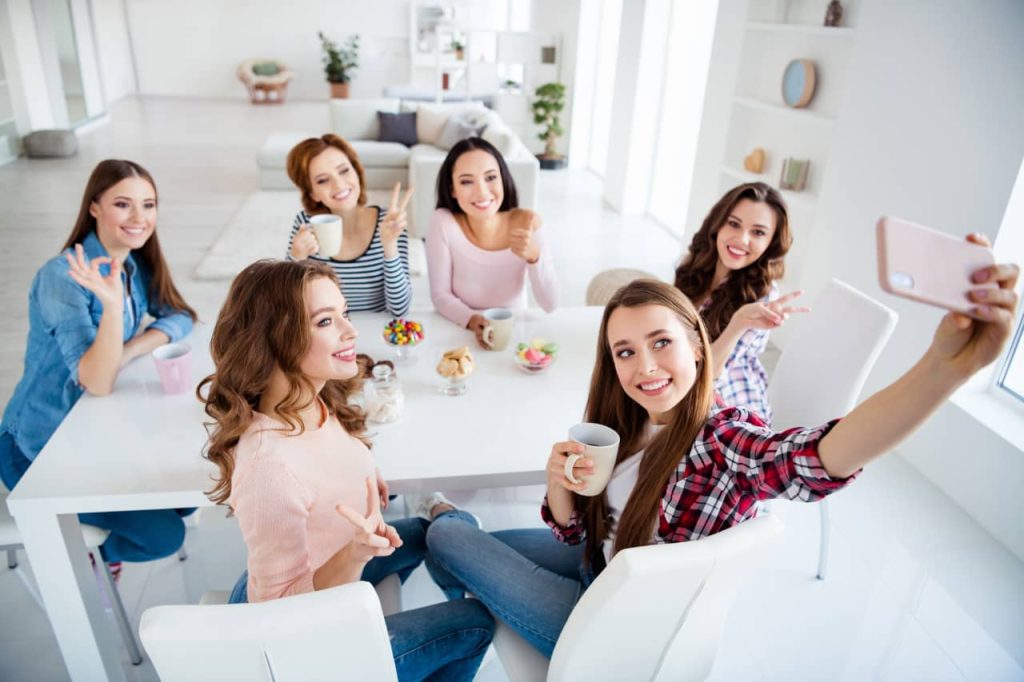 7 Pros And Cons Of Living In An All-Female Dorm - Get Education Crunch